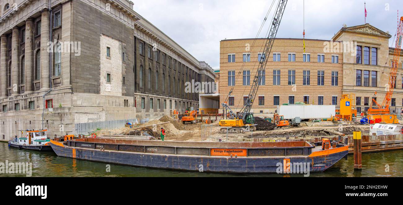 Museum Island construction site, the barge Königs Wusterhausen is ...
