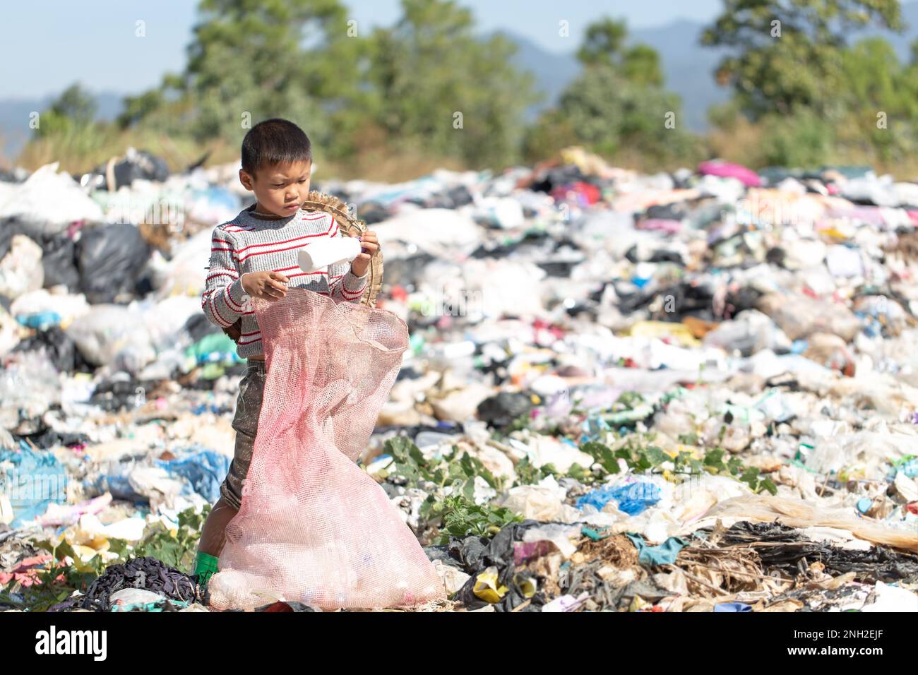 Children find junk for sale and recycle them in landfills, the lives ...