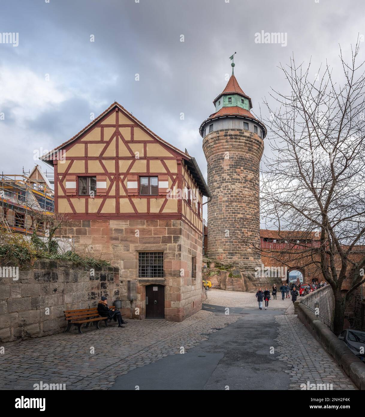 Nuremberg Castle (Kaiserburg) view with Sinwellturm (Sinwell Tower) and ...