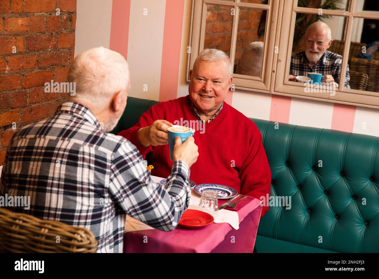 Elders in a cafe hi-res stock photography and images - Alamy