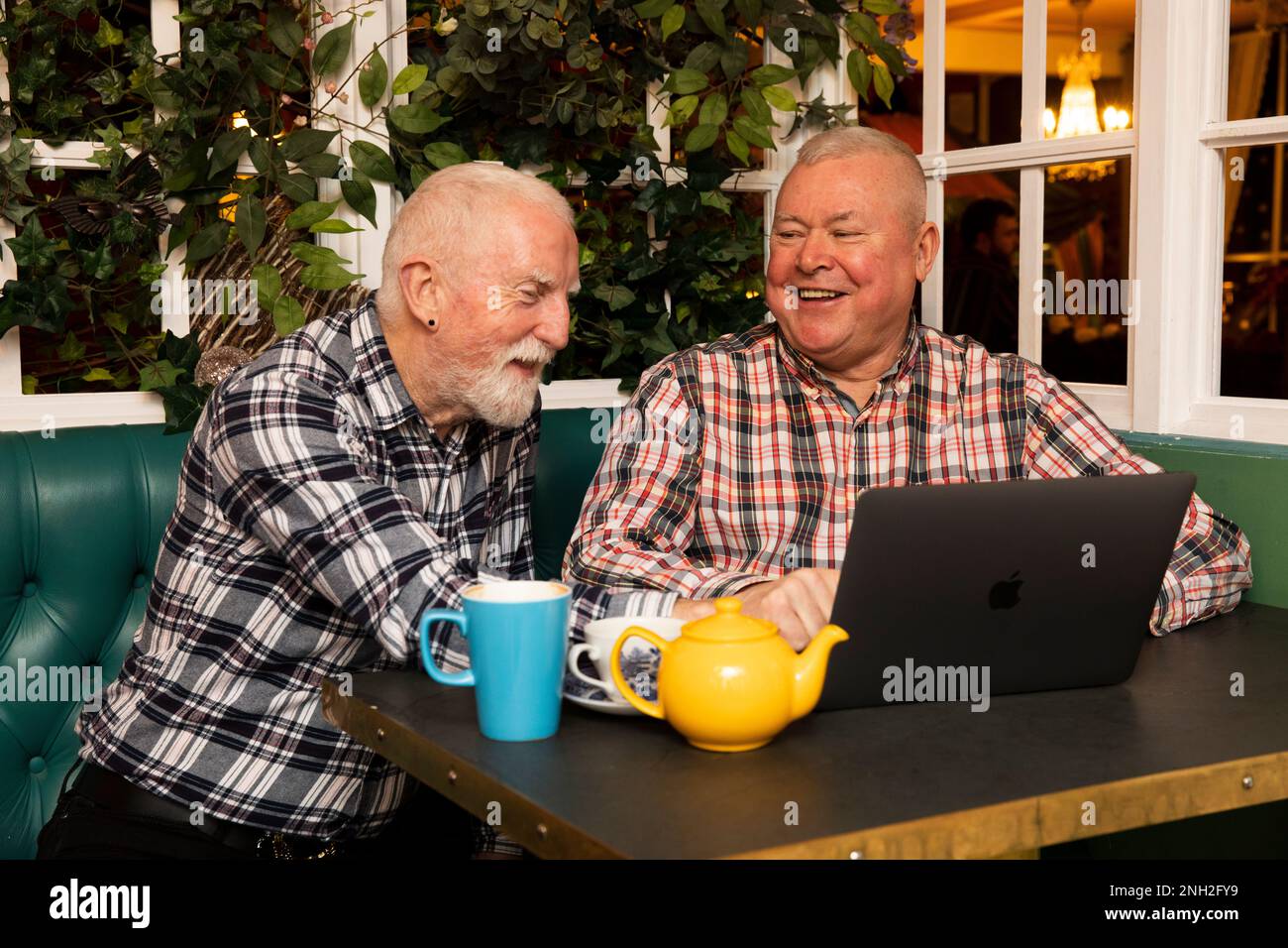 Elders in a cafe hi-res stock photography and images - Alamy