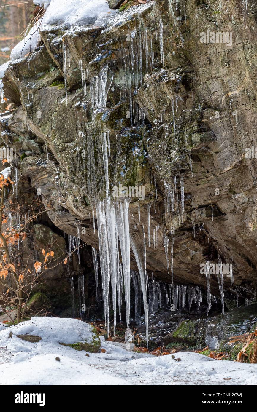 Icicles on a rock wall hi-res stock photography and images - Alamy
