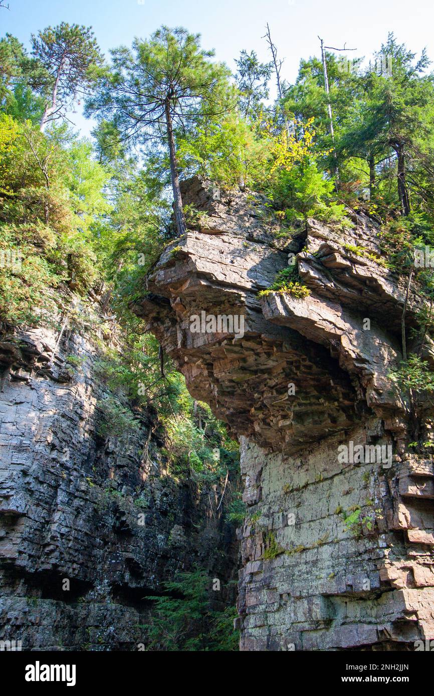 Towering cliff in Quechee Gorge, Vermont, USA Stock Photo - Alamy