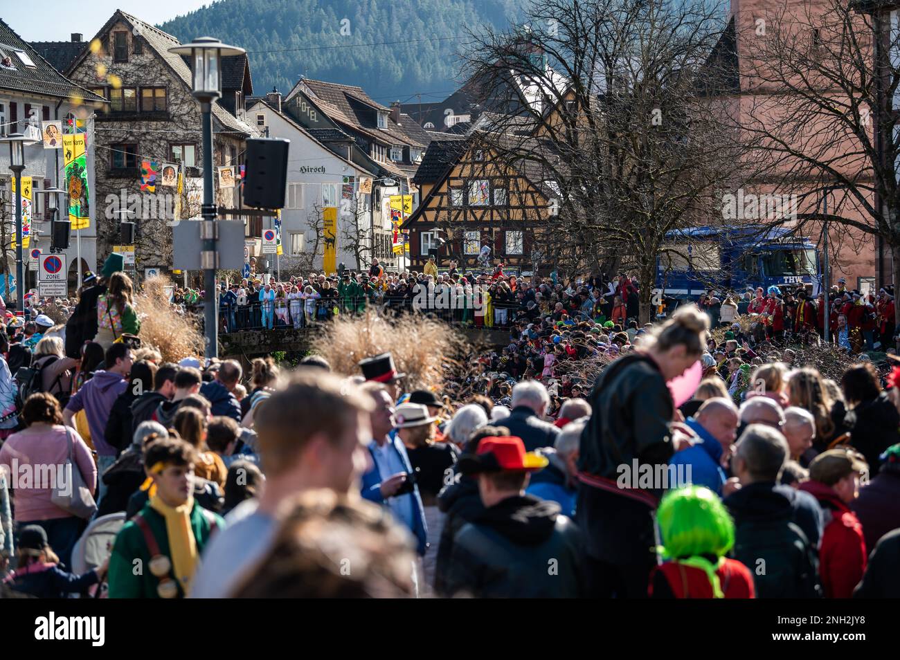 Schramberg, Germany. 20th Feb, 2023. Numerous spectators follow the Da ...