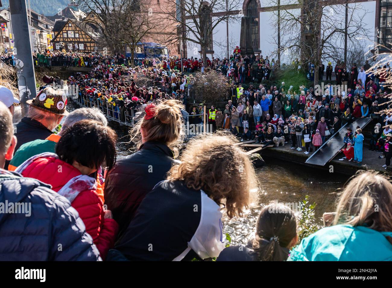 Schramberg, Germany. 20th Feb, 2023. Numerous spectators follow the Da ...