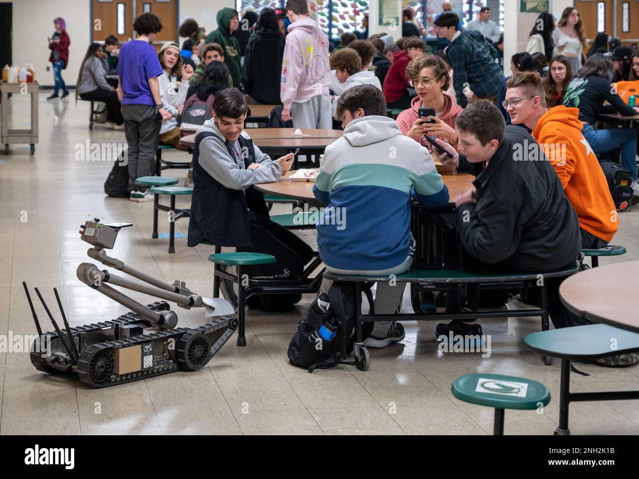 Explosive ordnance disposal team robot hi-res stock photography and ...