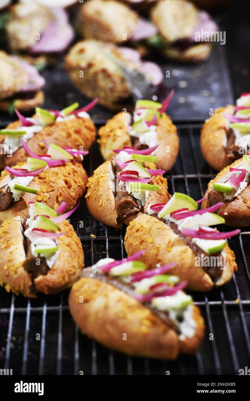 Snacking burger hi-res stock photography and images - Alamy