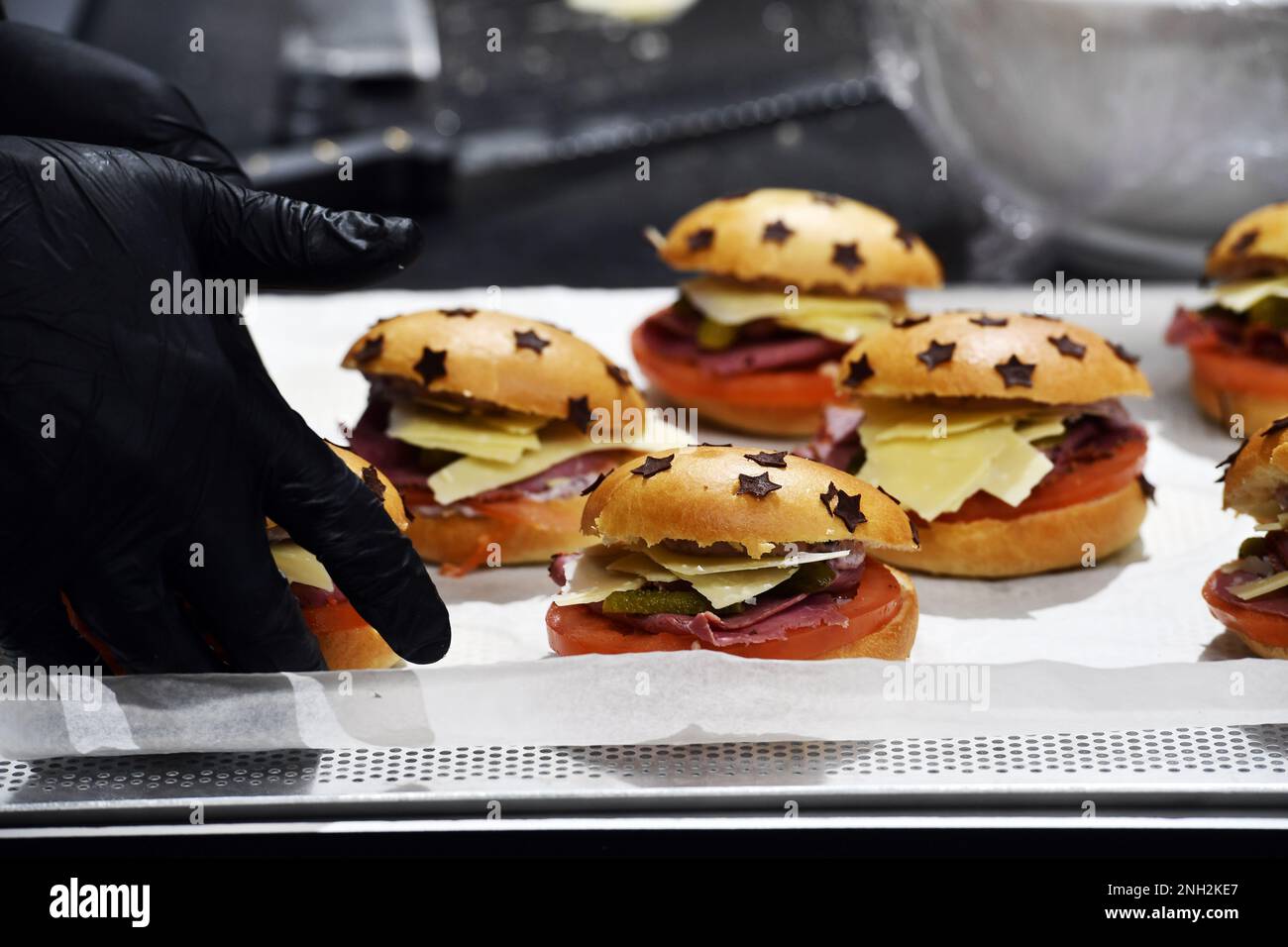 Burger outline hi-res stock photography and images - Alamy