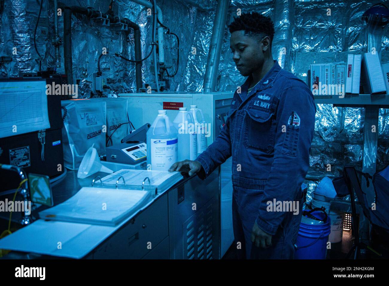 221208-N-TT059-1026 PACIFIC OCEAN (Dec. 8, 2022) Engineman 2nd Class ...