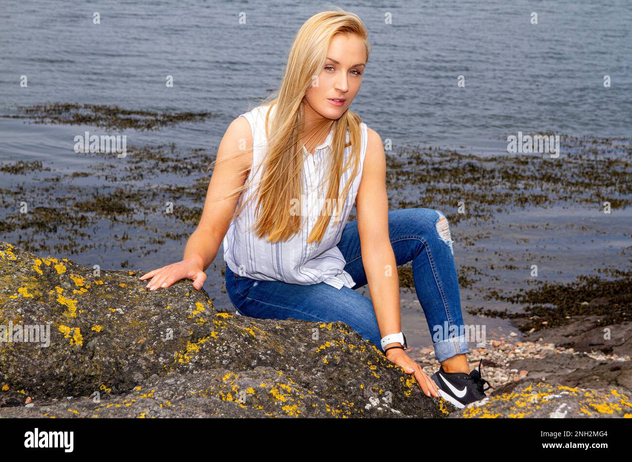 Woman wearing jeans beach hi-res stock photography and images - Alamy