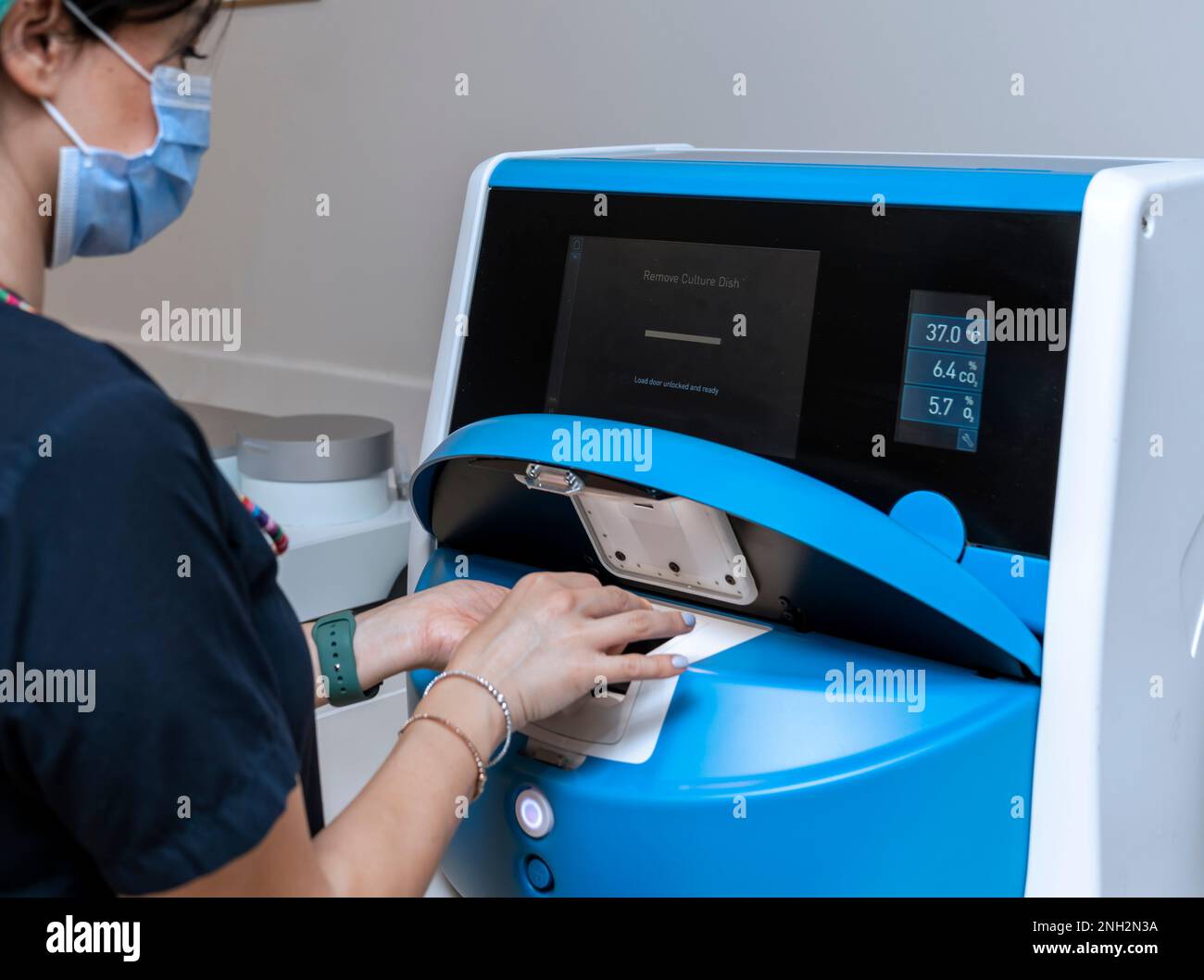 Embryo scope hi-res stock photography and images - Alamy