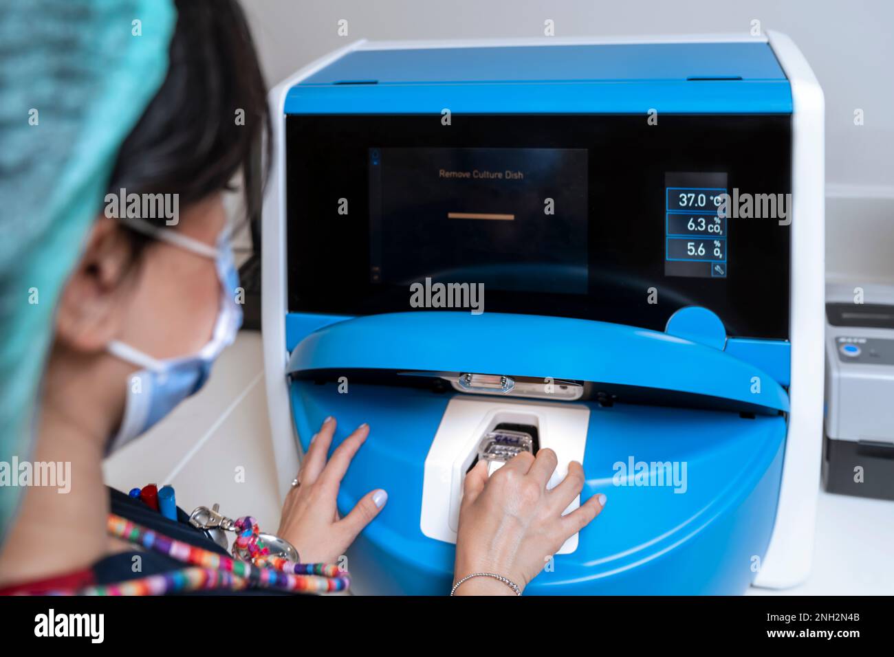 Embryo scope hi-res stock photography and images - Alamy