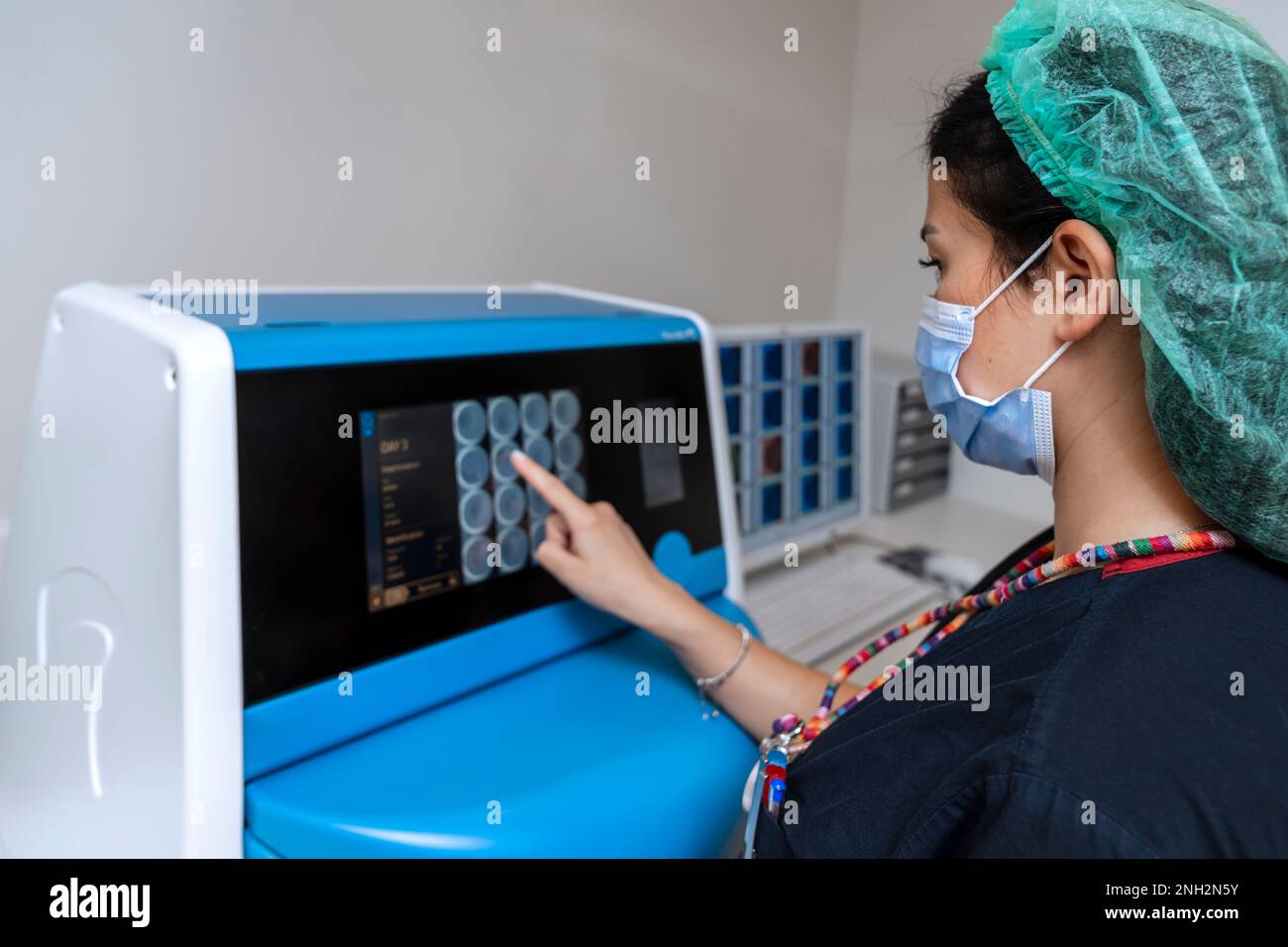 Embryo scope hi-res stock photography and images - Alamy