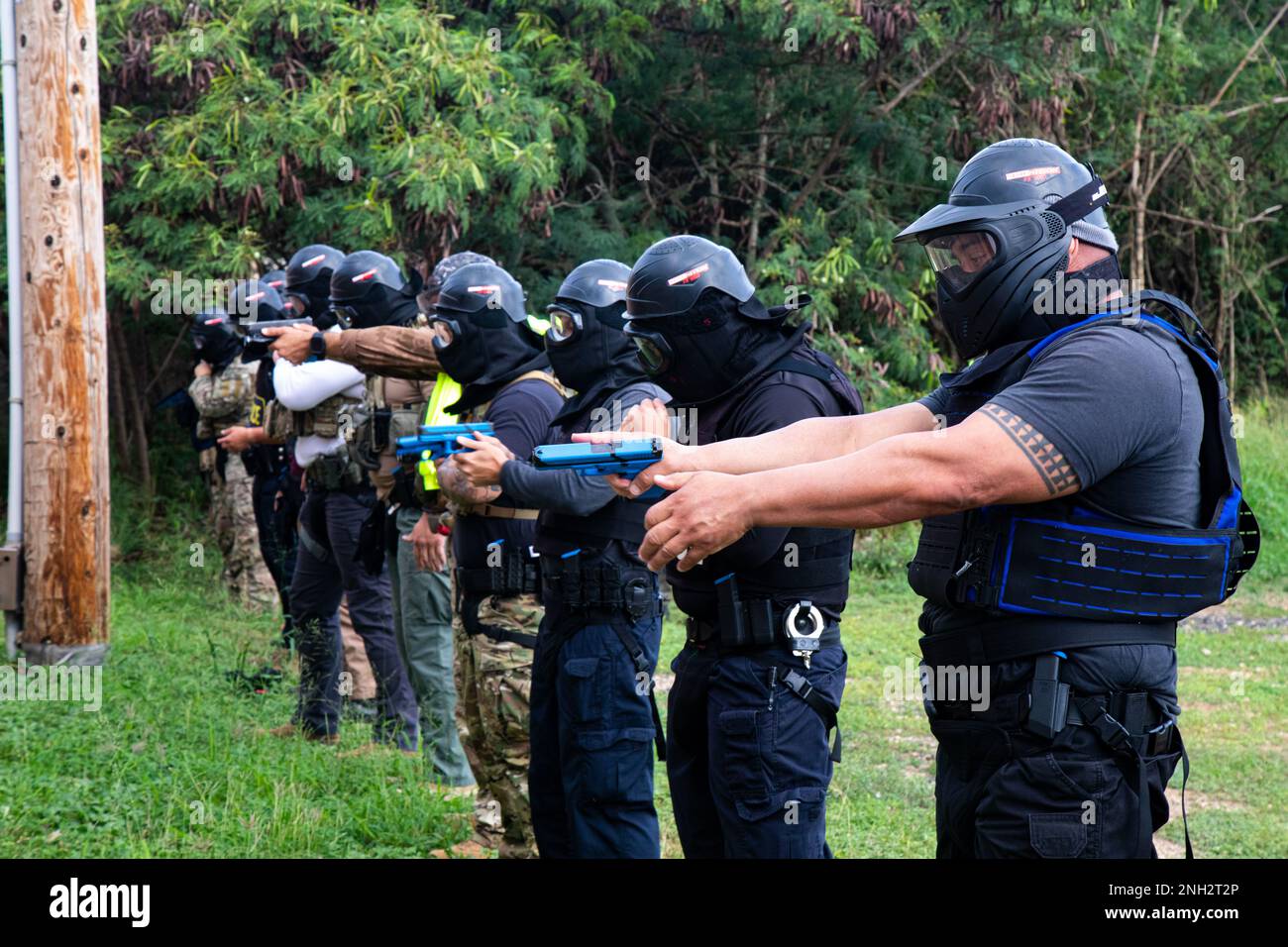 Officers with Honolulu Police Department don protective gear and ...