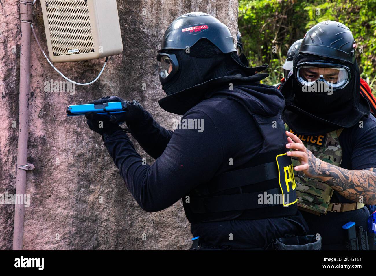 Officers with Honolulu Police Department maneuver through a training ...