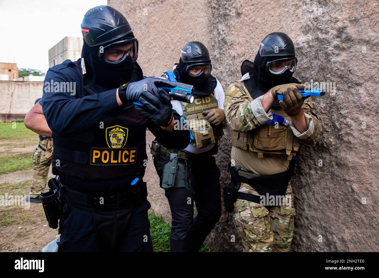 Officers with Honolulu Police Department maneuver through a training ...