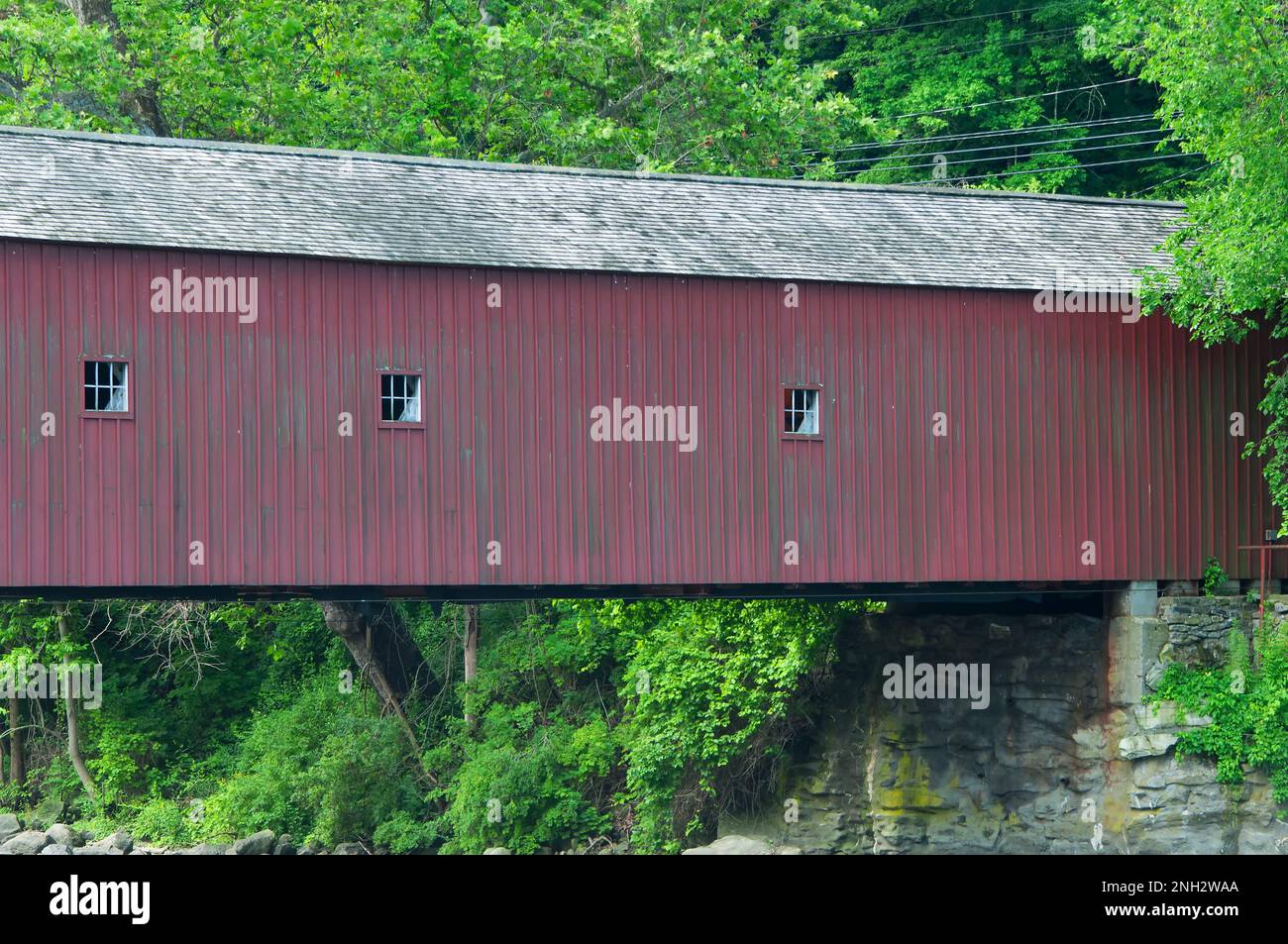 The landmark West Cornwall covered bridge over the Housatonic River in ...