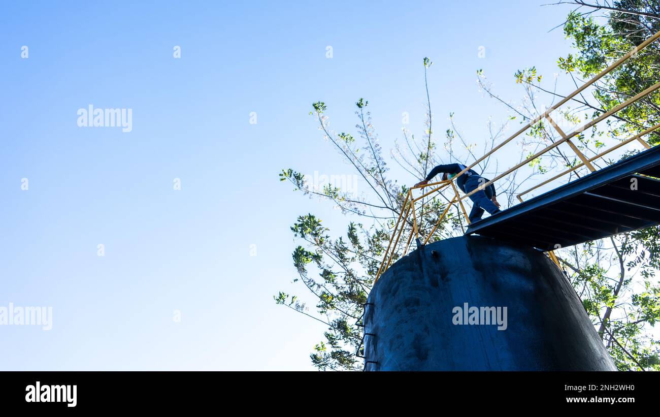 Oil refinery climbing storage tank hi-res stock photography and images ...