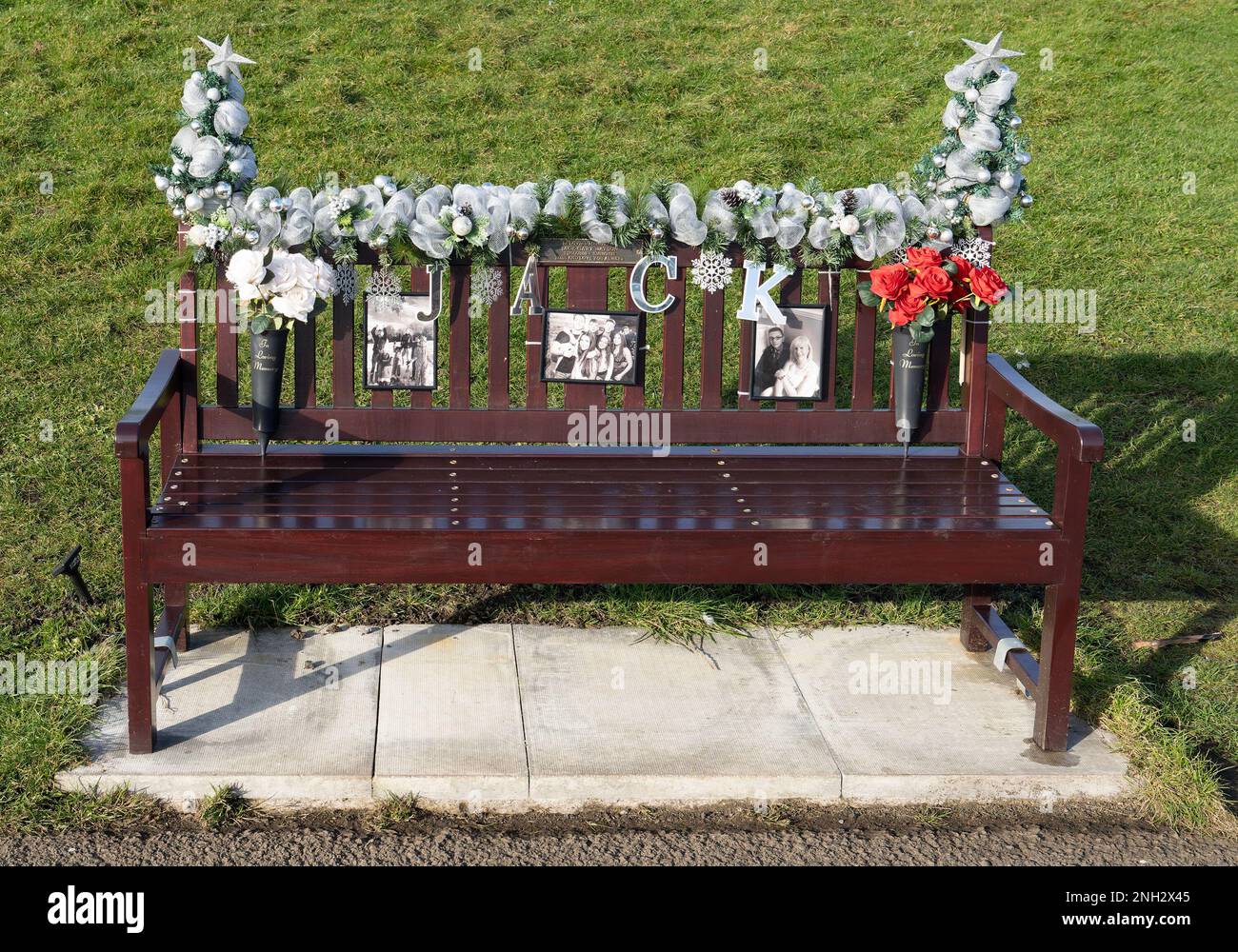 Park bench with memorial inscription Stock Photo - Alamy