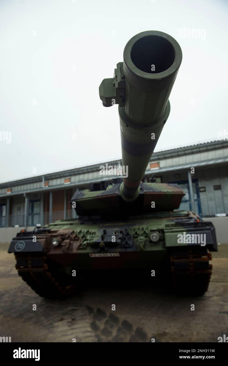 A Leopard 2 main battle tank is parking in front of a facility at the ...