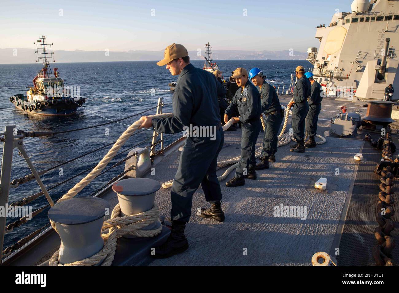 Line handlers hi-res stock photography and images - Alamy