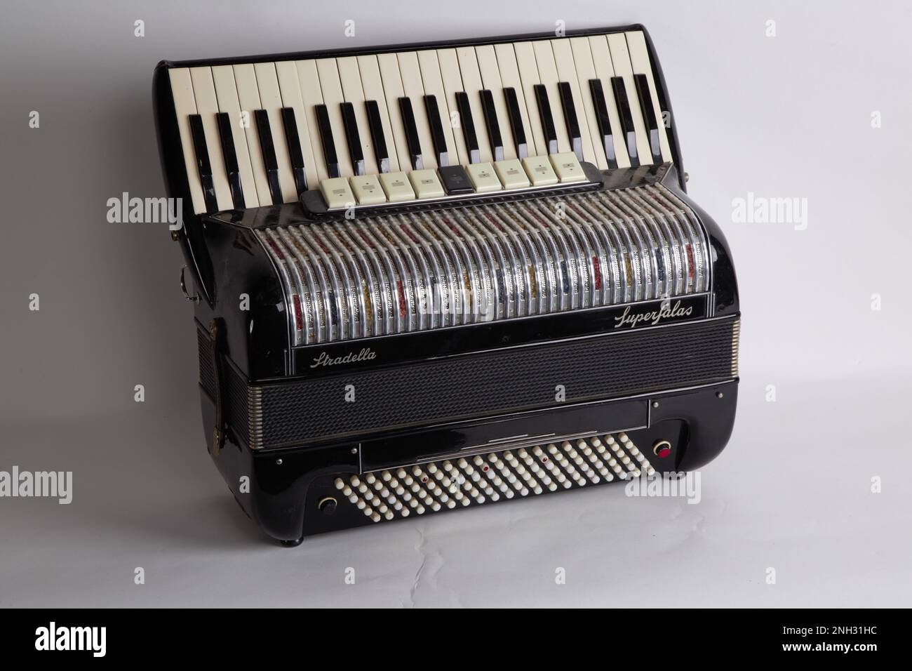 Accordions hi-res stock photography and images - Alamy