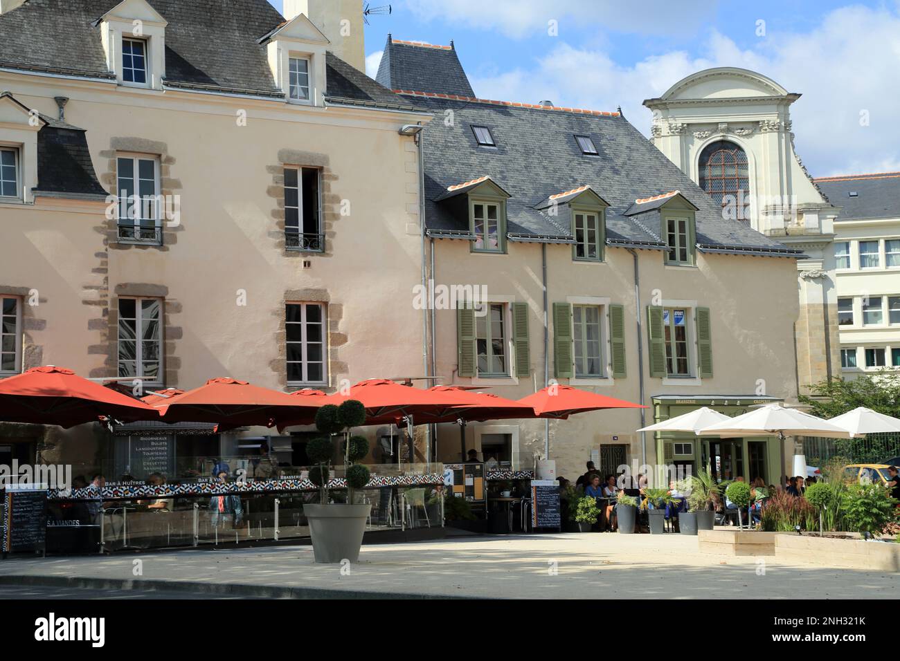 Restaurant with outside dining in Place Gambetta, Vannes, Golfe du ...
