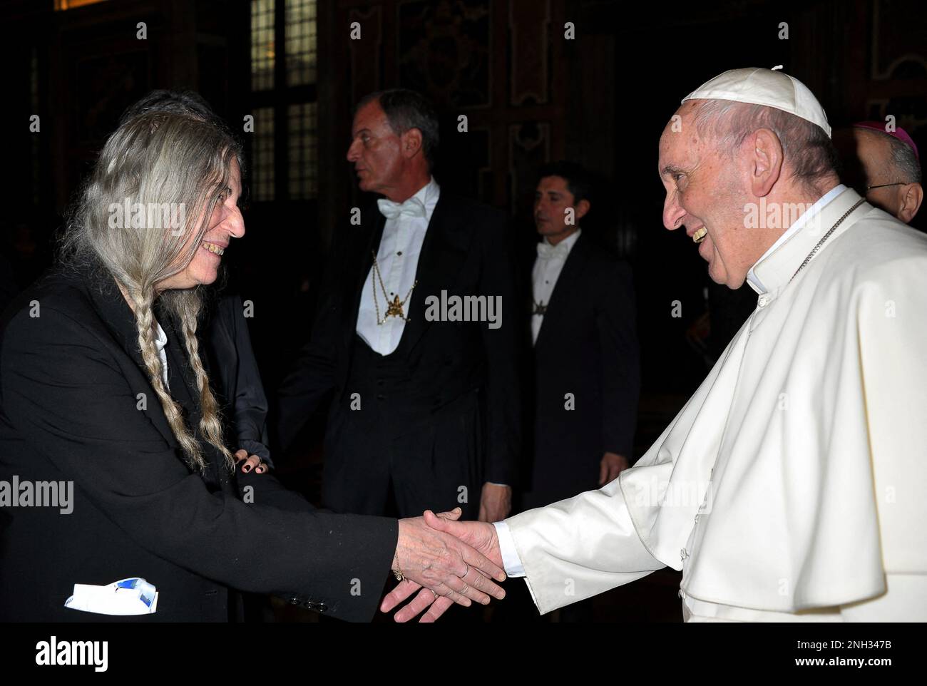 Pope Francis greets US rockstar Patti Smith at the Vatican on december ...