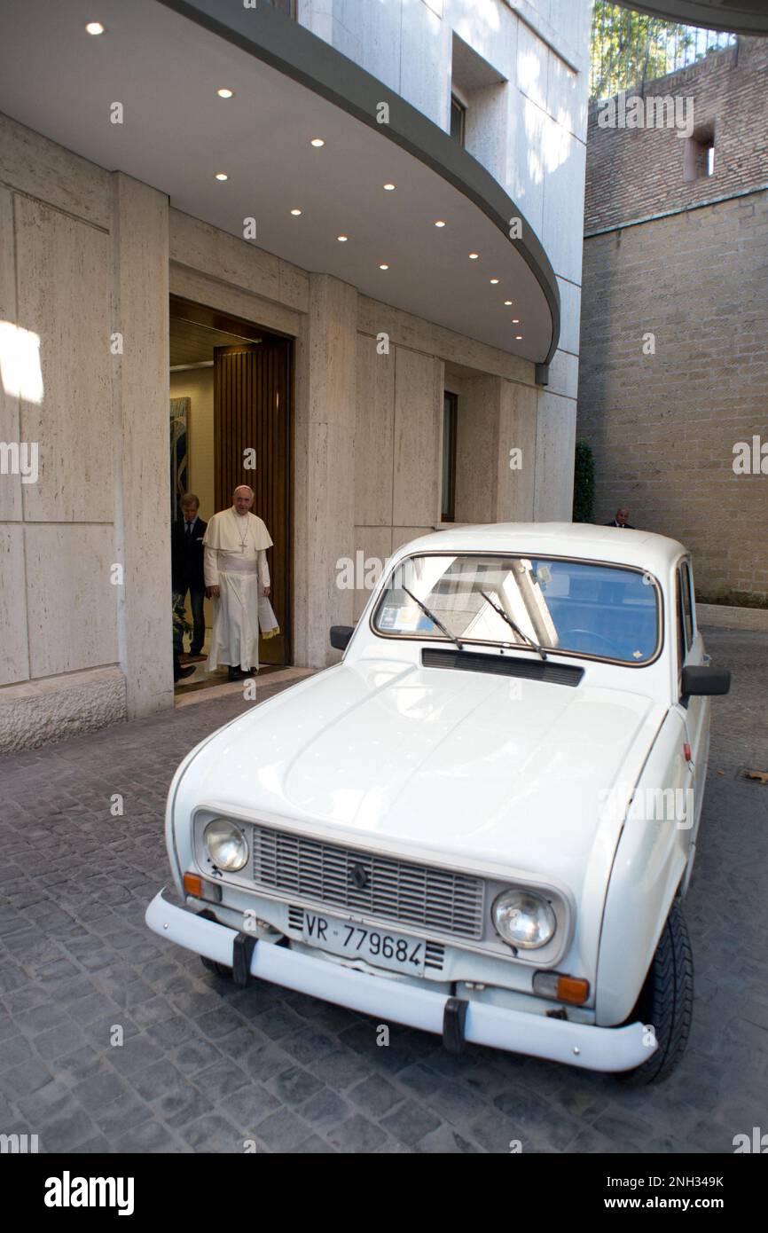 An Italian priest has given Pope Francis a 20-year-old white Renault 4 ...