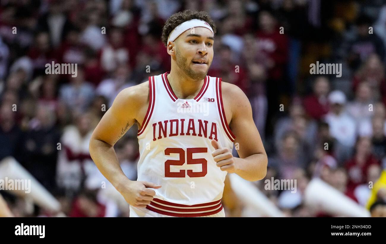 Indiana forward Race Thompson (25) plays against Illinois in the first ...