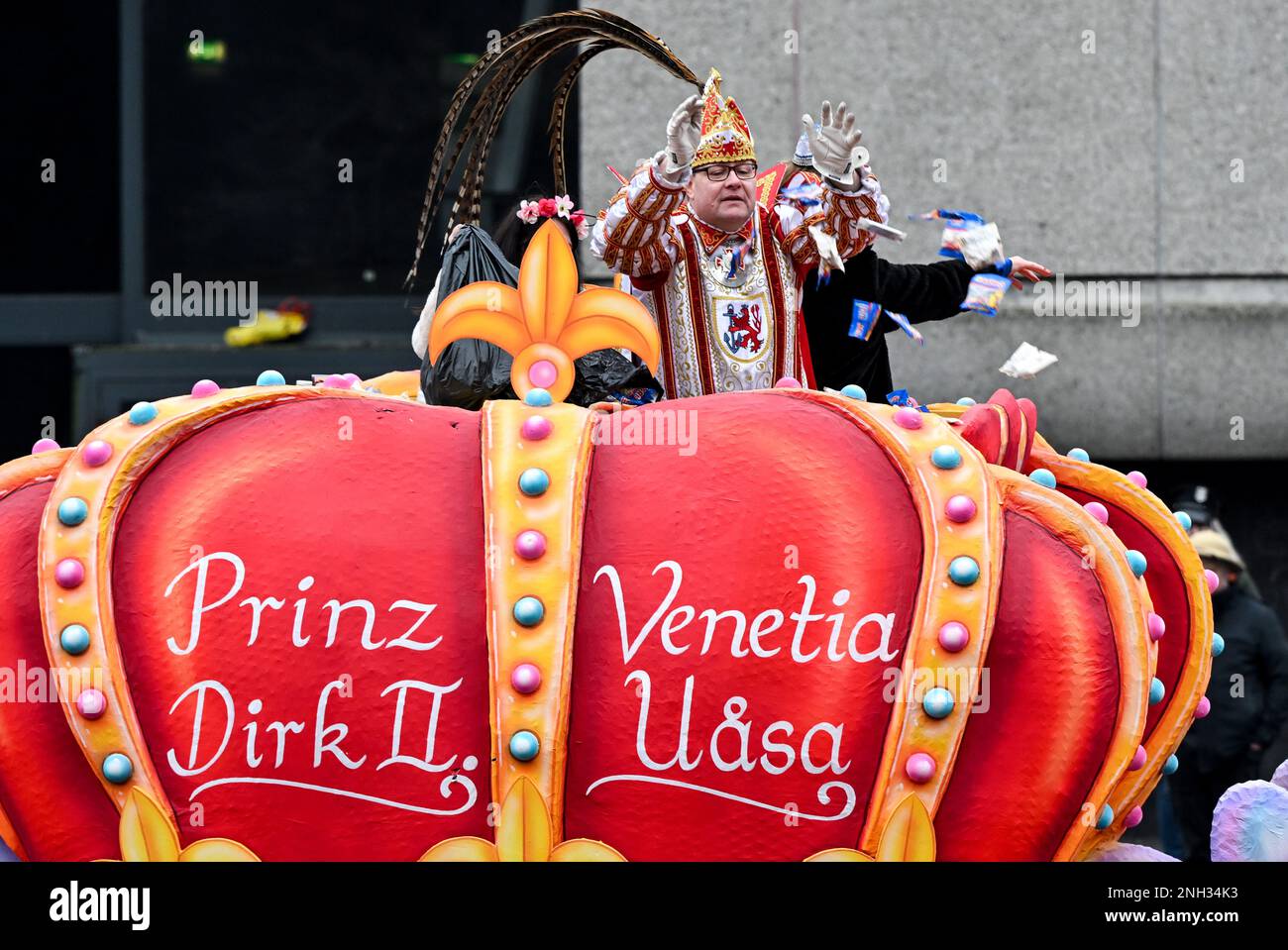 Float throws hi-res stock photography and images - Alamy