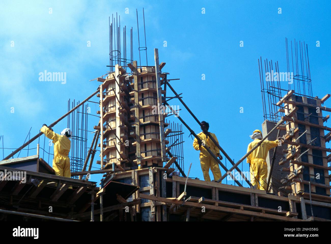 Dubai UAE Construction Workers on Scaffolding Stock Photo - Alamy