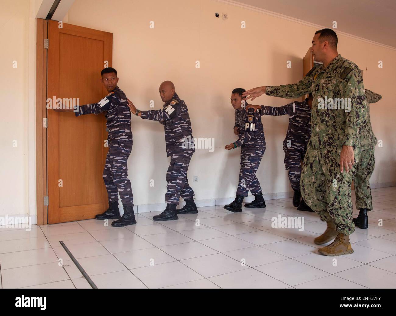 U s navy senior chief master at arms hi-res stock photography and ...