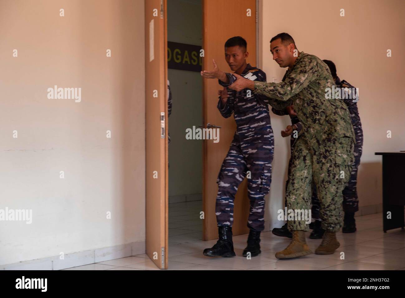 U s navy senior chief master at arms hi-res stock photography and ...