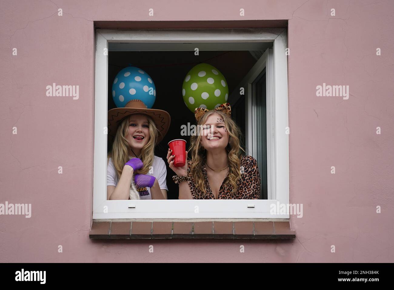 Marne, Germany. 20th Feb, 2023. Two young carnivalists watch the Rose ...