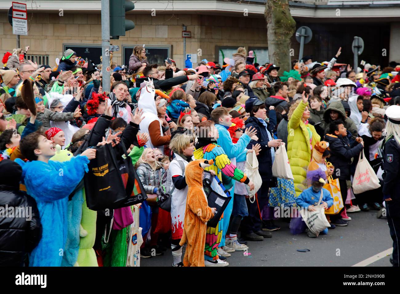 Crowds of many masked revelers cheer the Rose Monday parade in ...