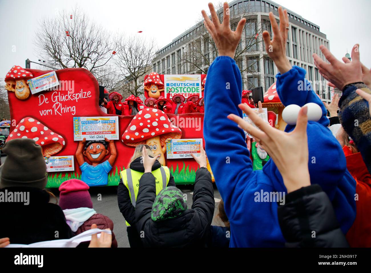 Crowds of many masked revelers cheer the Rose Monday parade in ...
