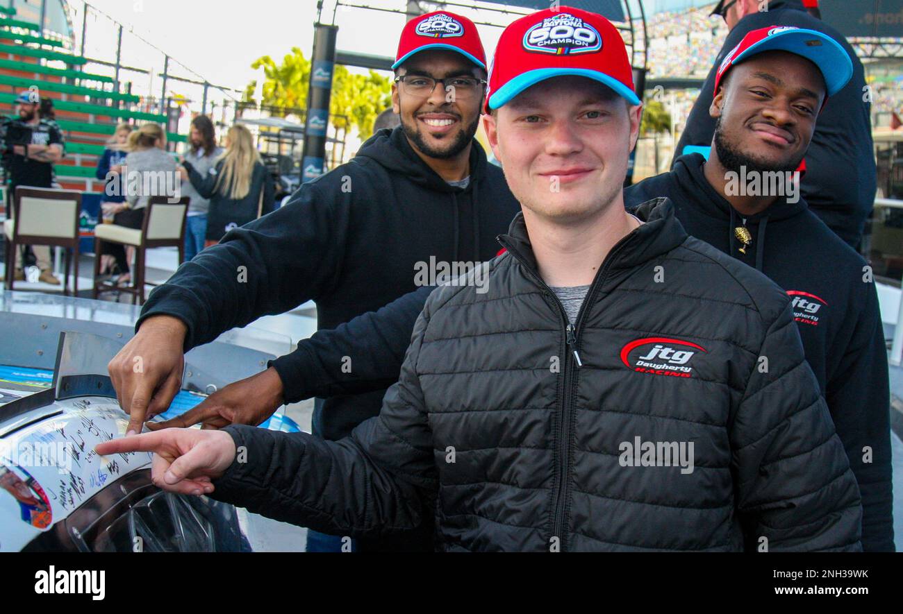 Signing tire hi-res stock photography and images - Alamy