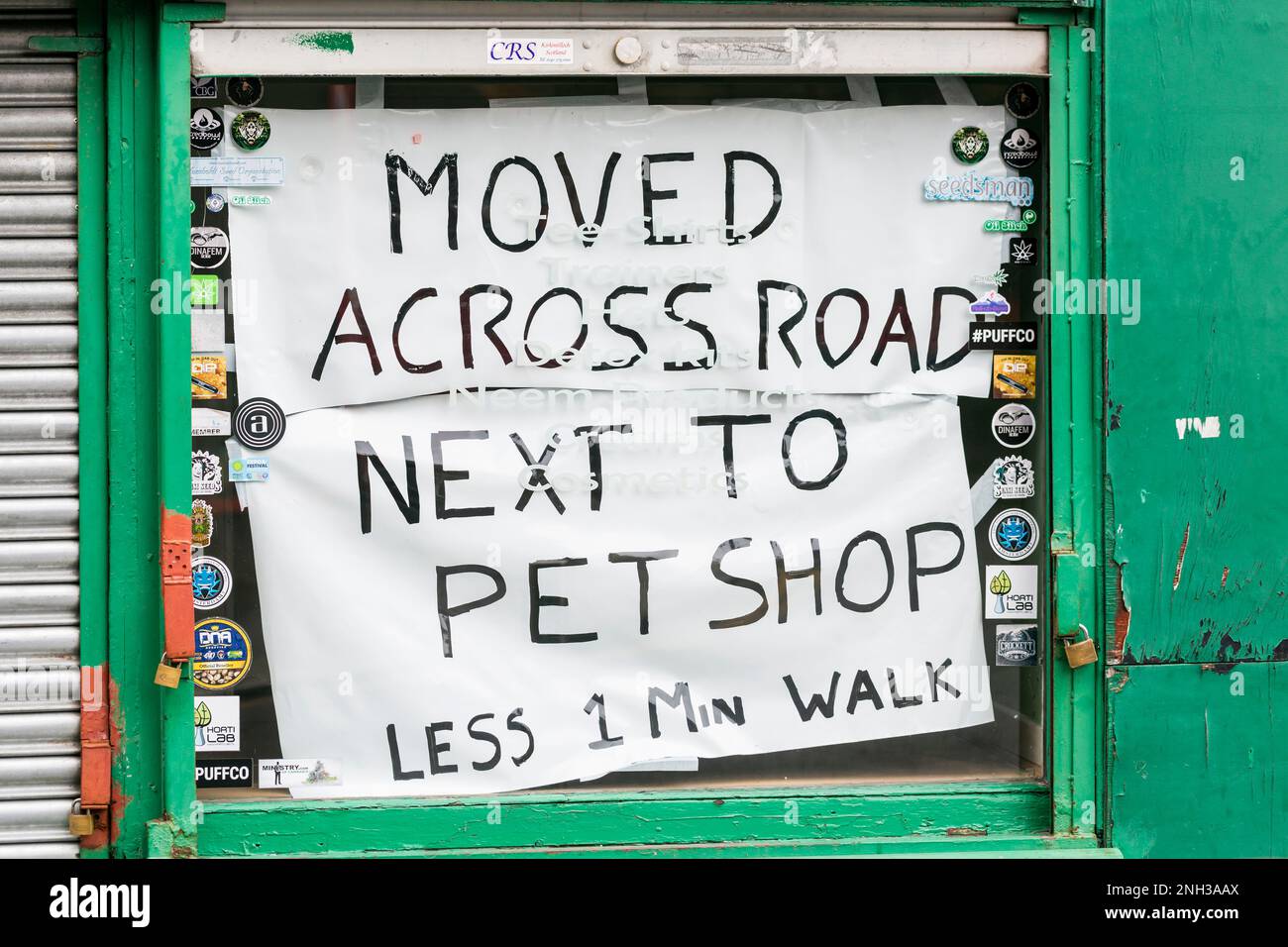 Green window signs hi-res stock photography and images - Alamy