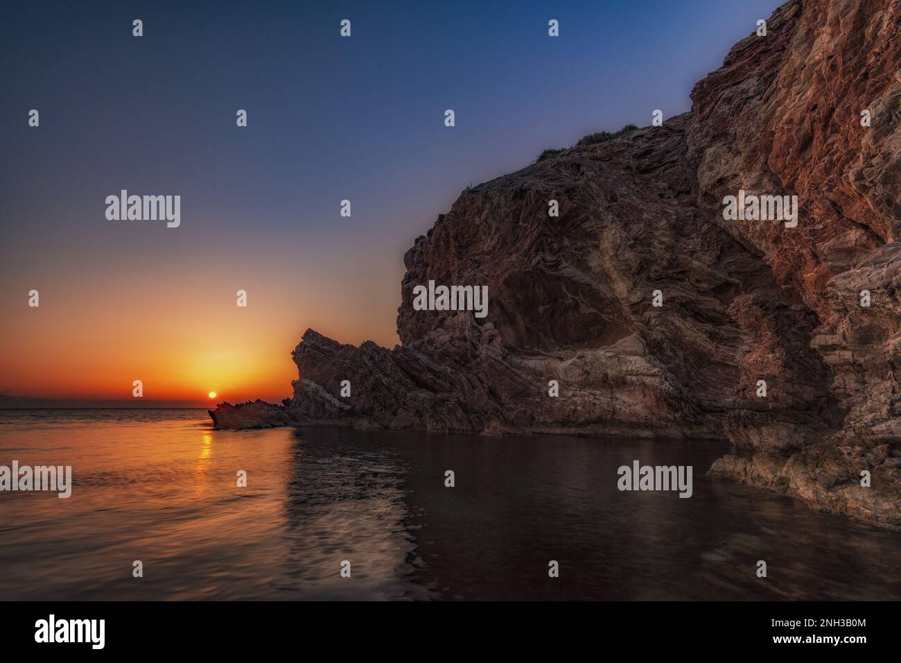 Red rocks cliff hi-res stock photography and images - Alamy