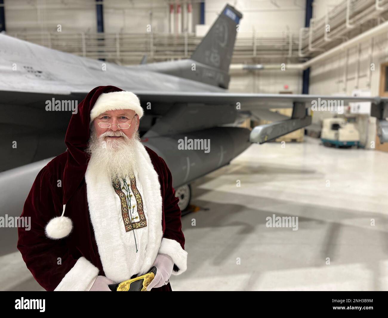 Christmas f 16 fighter aircraft hi-res stock photography and images - Alamy