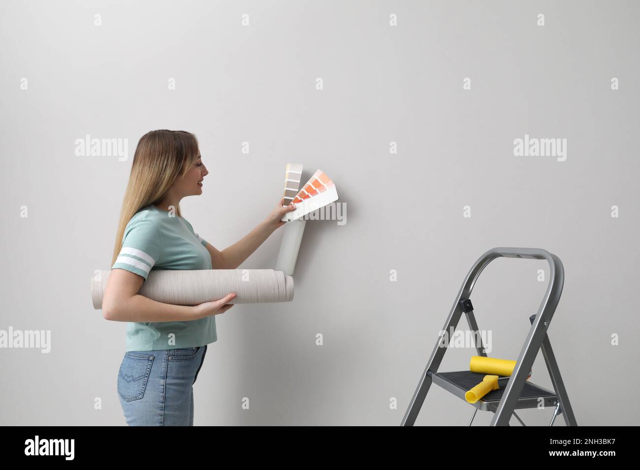 Woman choosing wallpaper hi-res stock photography and images - Alamy