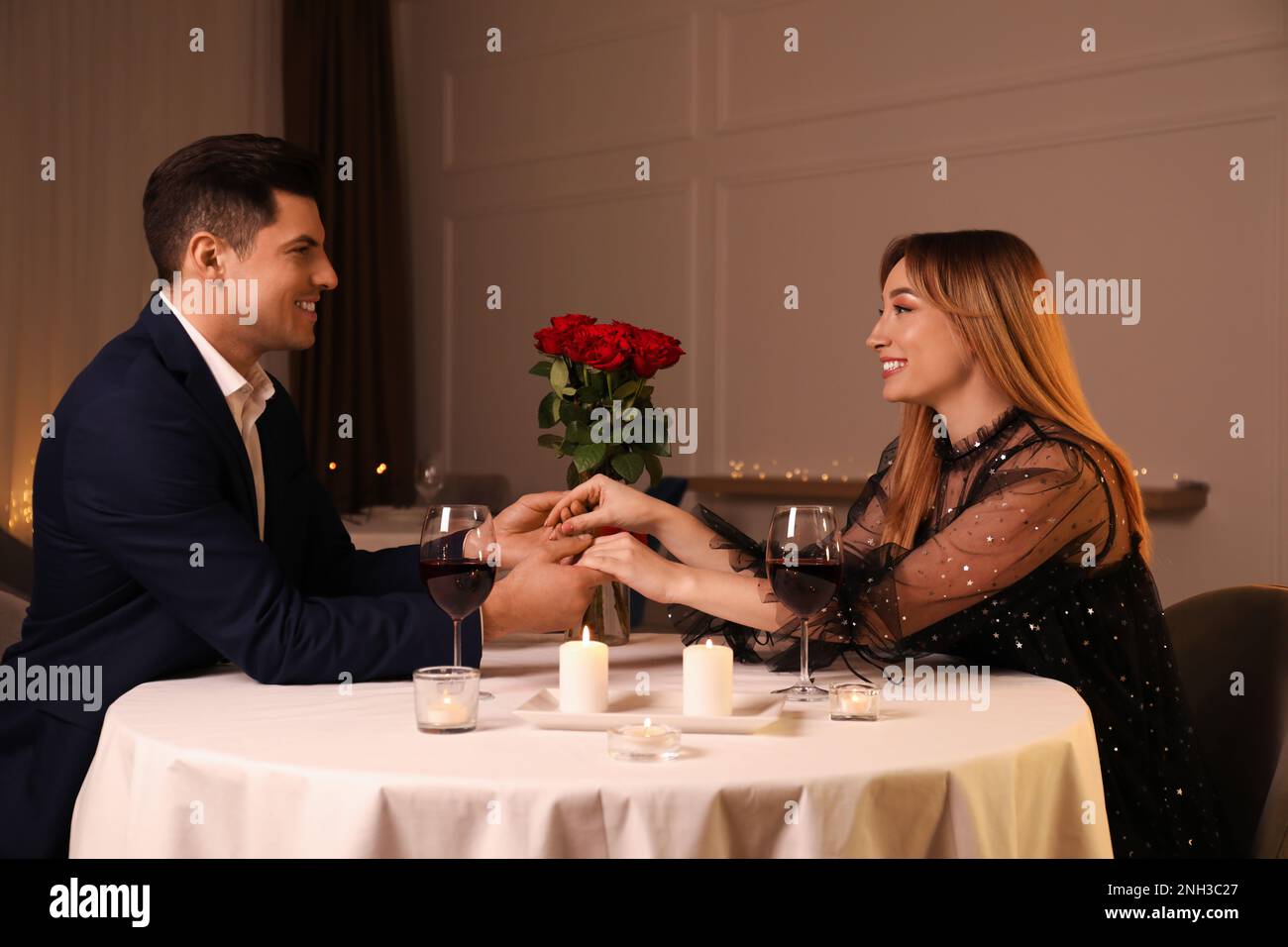 Two people having dinner in restaurant hi-res stock photography and ...