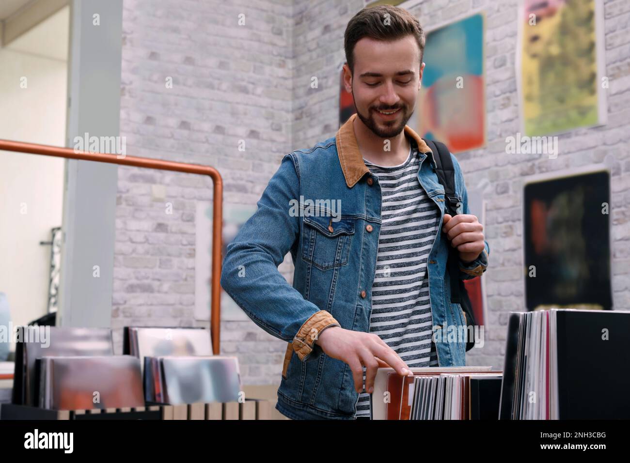 Vinyl store choosing records hi-res stock photography and images - Alamy