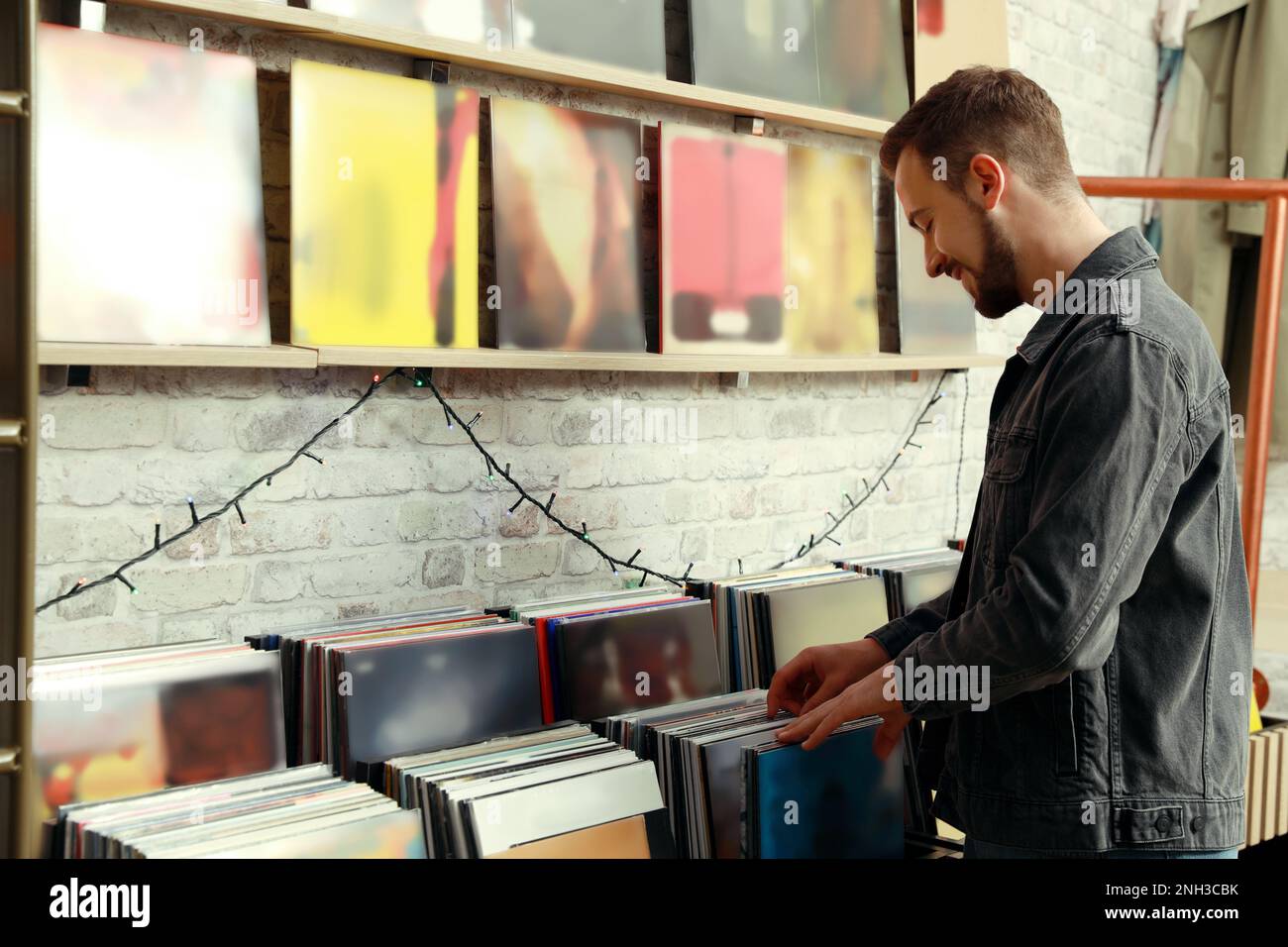 Vinyl store choosing records hi-res stock photography and images - Alamy