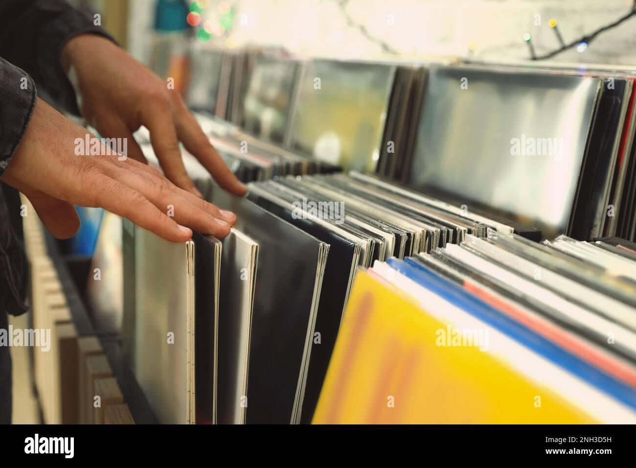Vinyl store choosing records hi-res stock photography and images - Alamy