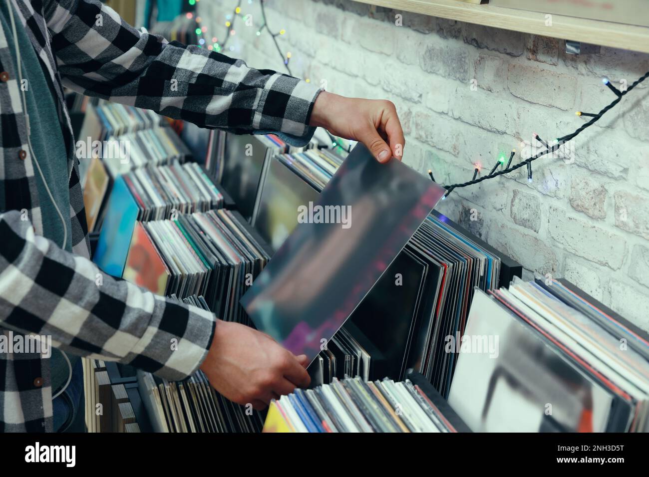 Vinyl store choosing records hi-res stock photography and images - Alamy