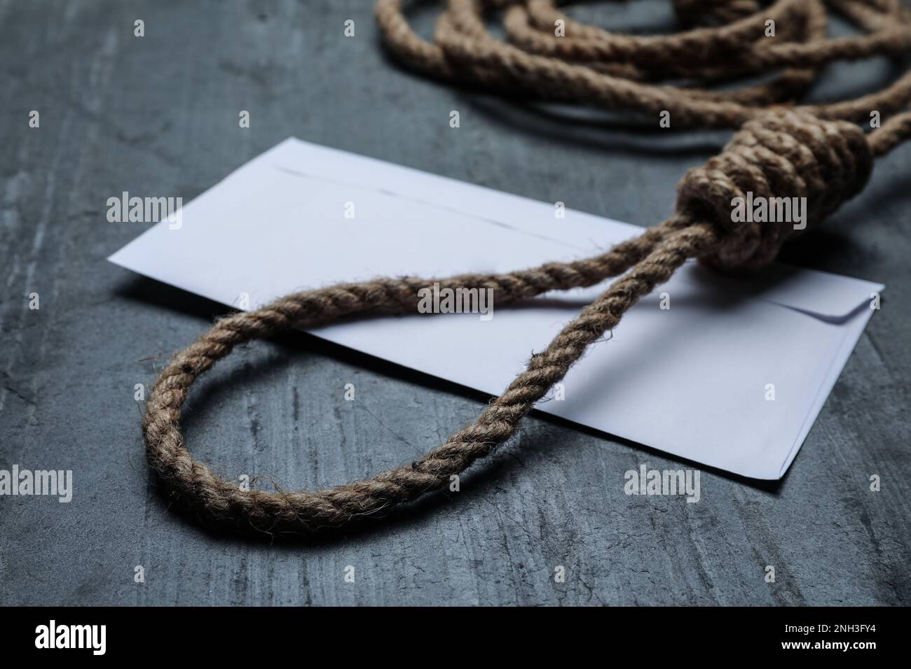 Rope noose and blank envelope on black table, closeup Stock Photo - Alamy