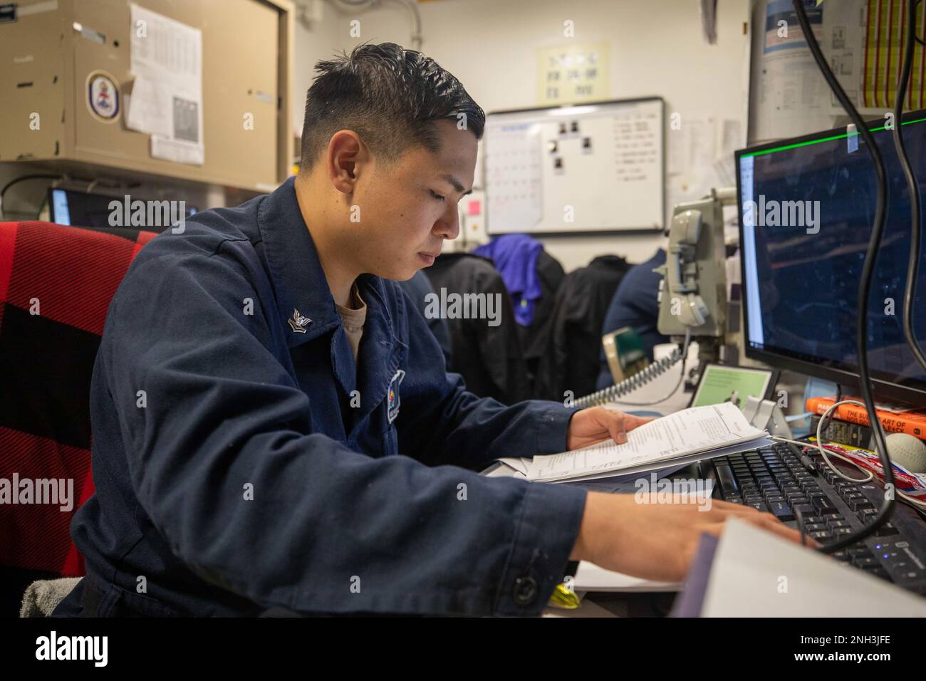 Ddg 93 uss chung hoon hi-res stock photography and images - Alamy