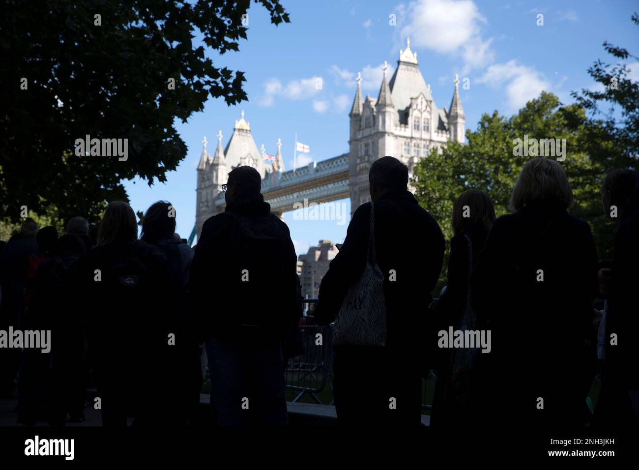 People queue and wait for the lying-in-state to pay their respects to ...